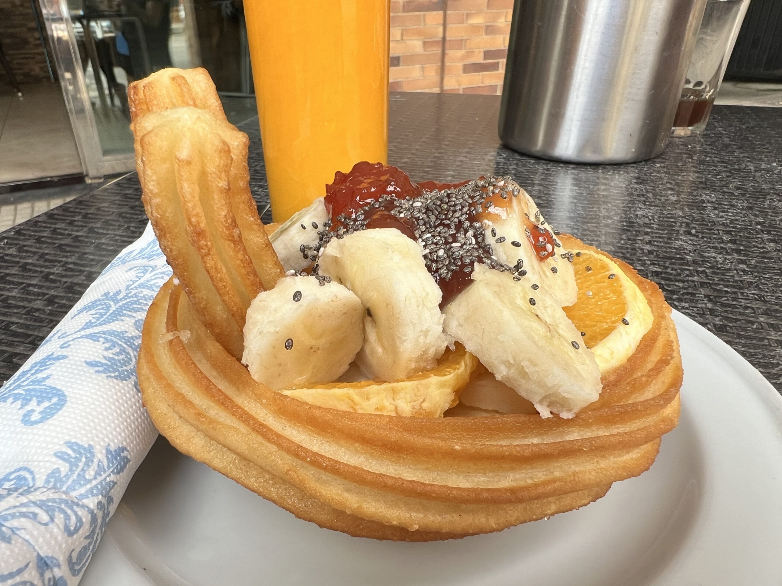 Cesta de Churros con Fruta Fresca en Café del Moral - Yo desayuno A ...