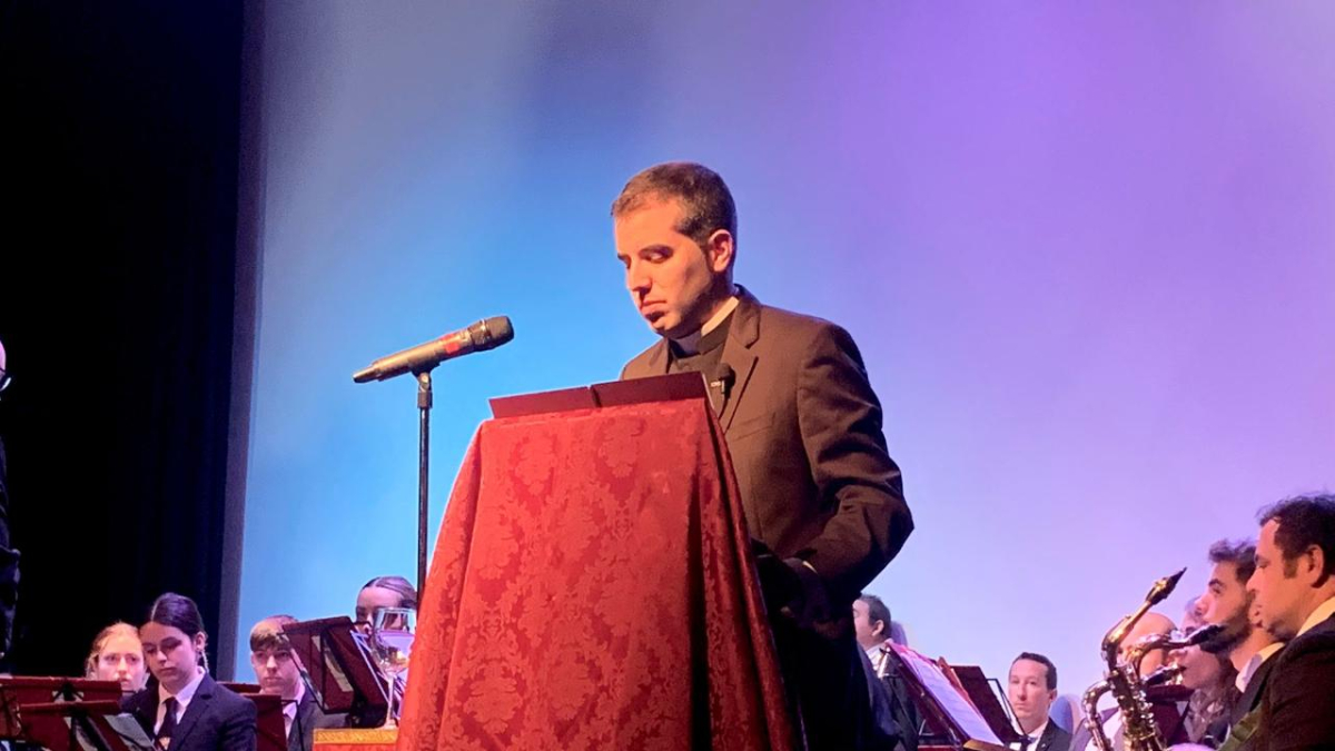 AUDIO|| El sacerdote D. David Salcedo emociona en el Teatro de los ...