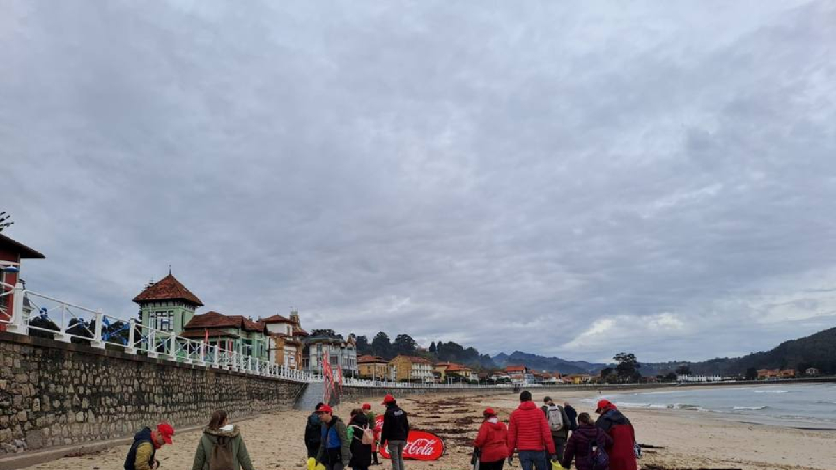 Coca-Cola recoge 173 kilos de residuos en la playa riosellana de Santa ...
