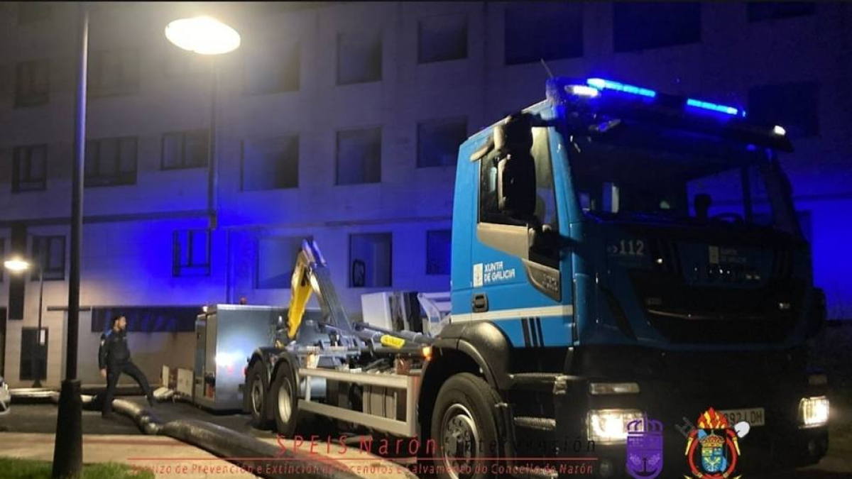 Los bomberos atajan una gran inundación en un edificio deshabitado en Narón