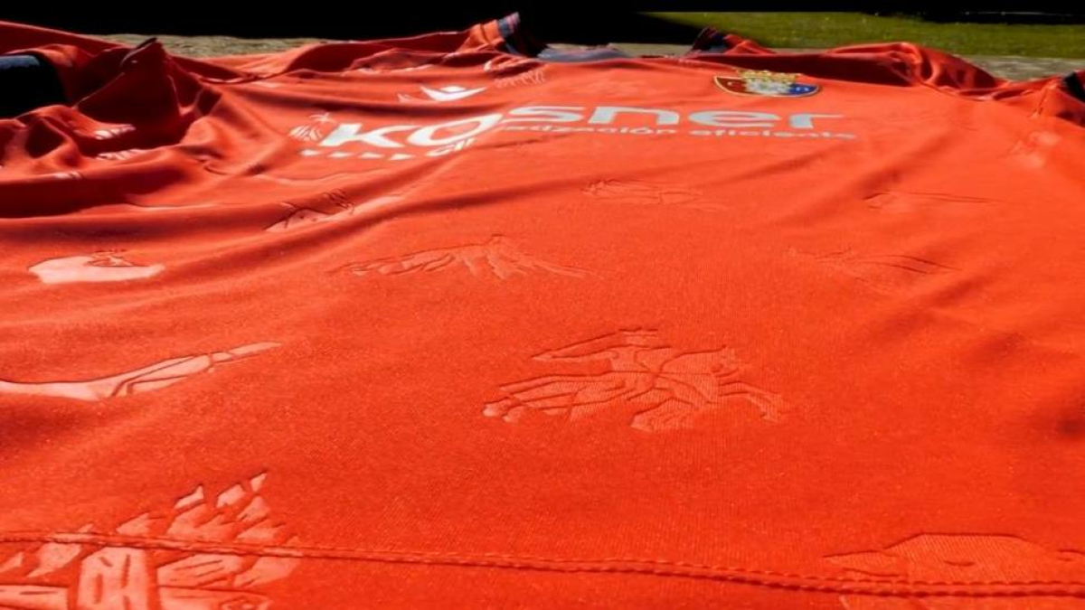 Osasuna presenta su nueva camiseta Macron y ya se puede comprar en la tienda de El Sadar