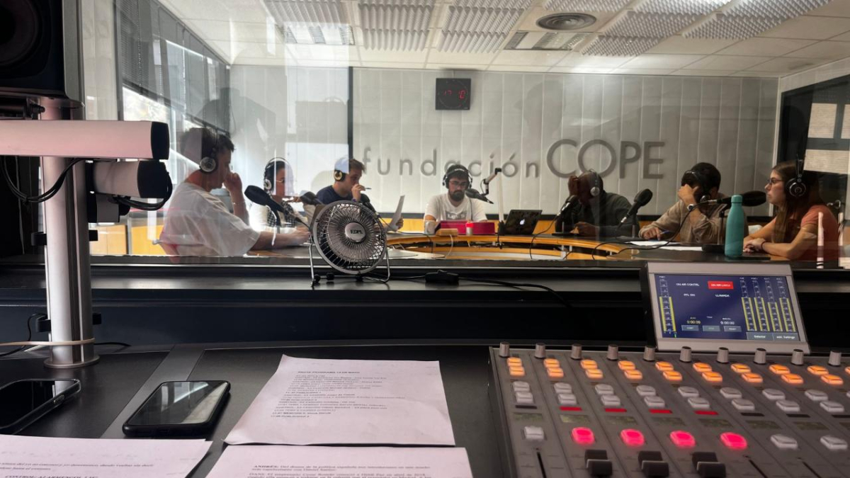 Dos años formativos, uno de prácticas remuneradas y un aprendizaje más allá de la radio: así es ...