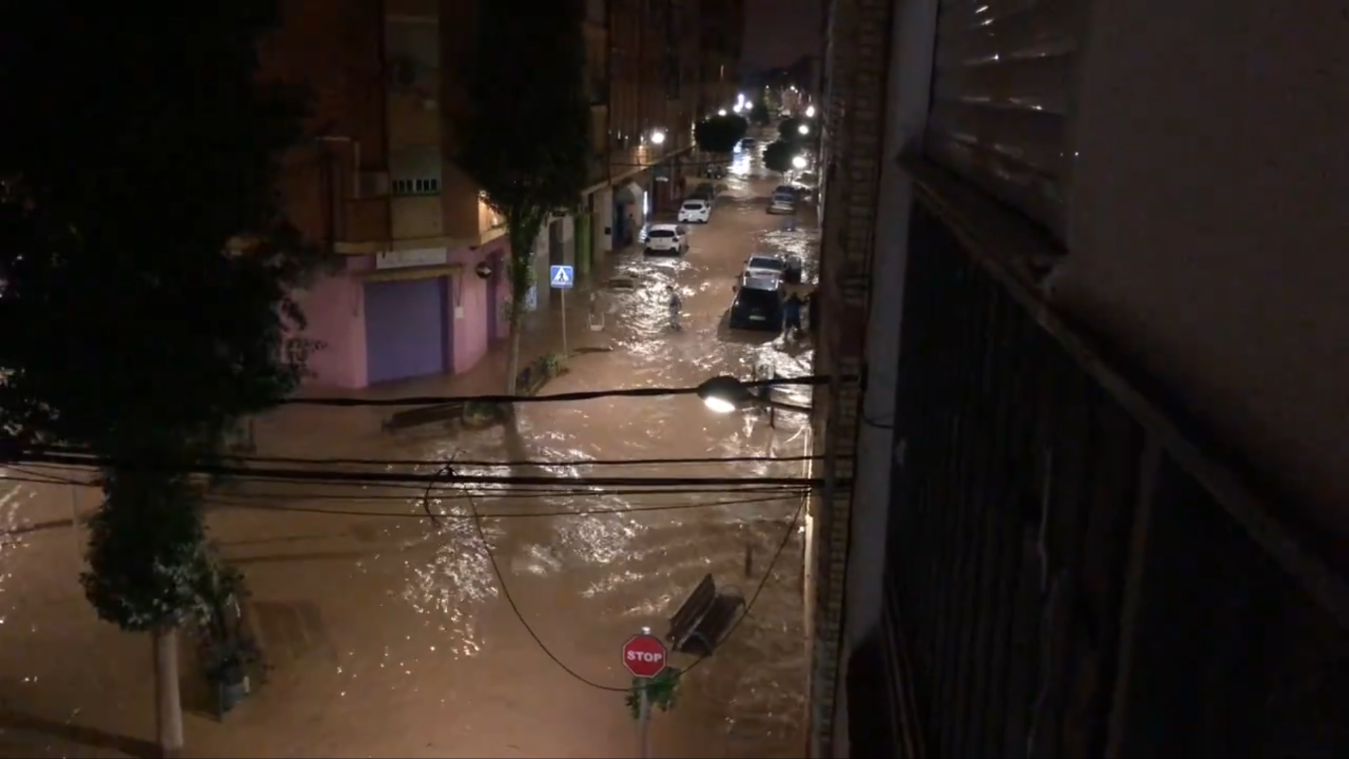 Un vecino de Albal sale con su tractor para rescatar a la gente ...