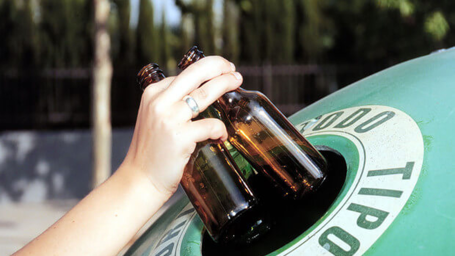 Vícar fomenta el reciclaje de vidrio con la instalación de 21 nuevos iglús