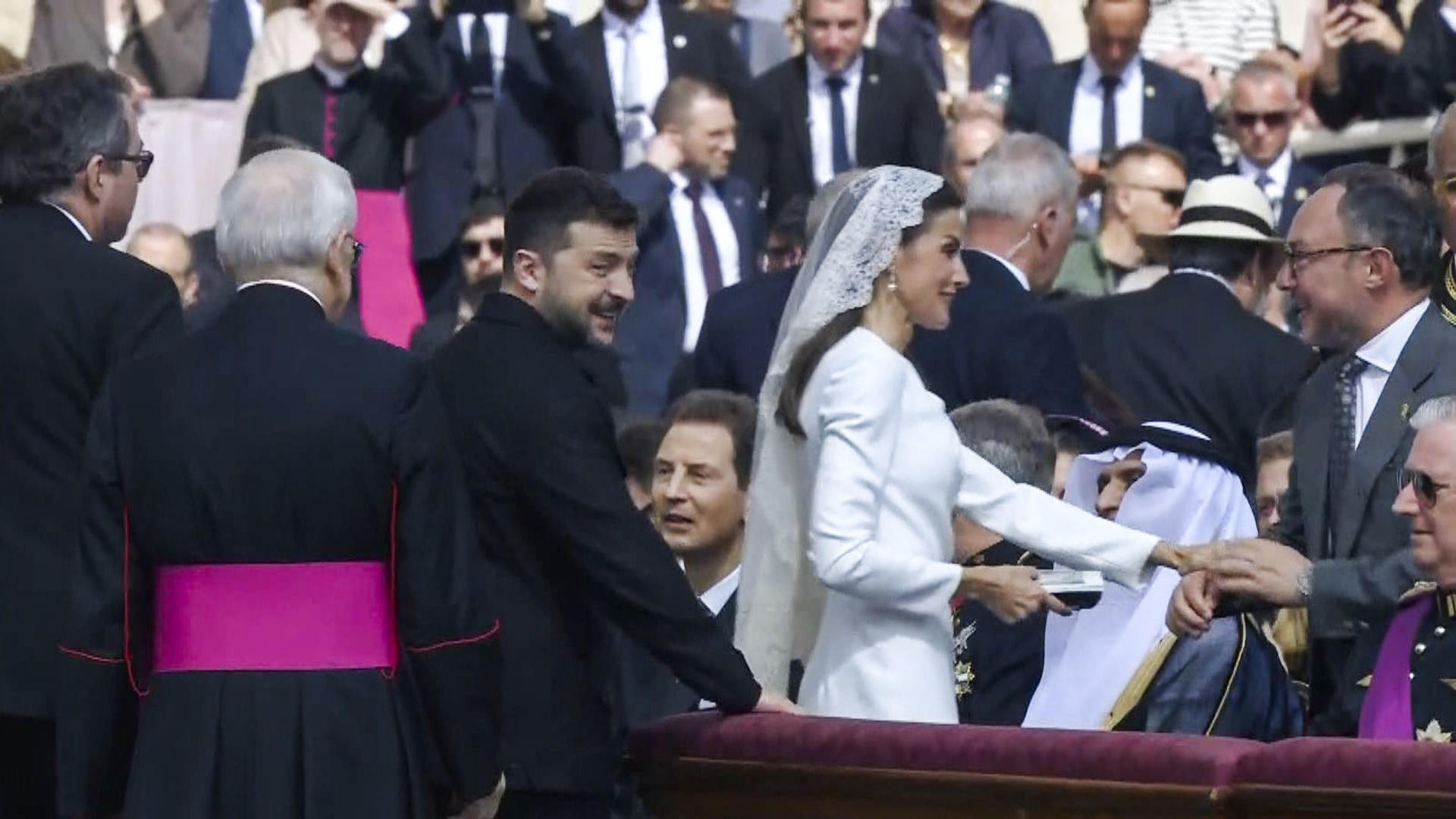 La Reina Letizia 'rompe el protocolo' en la misa de inicio de pontificado de León XIV : solo ...