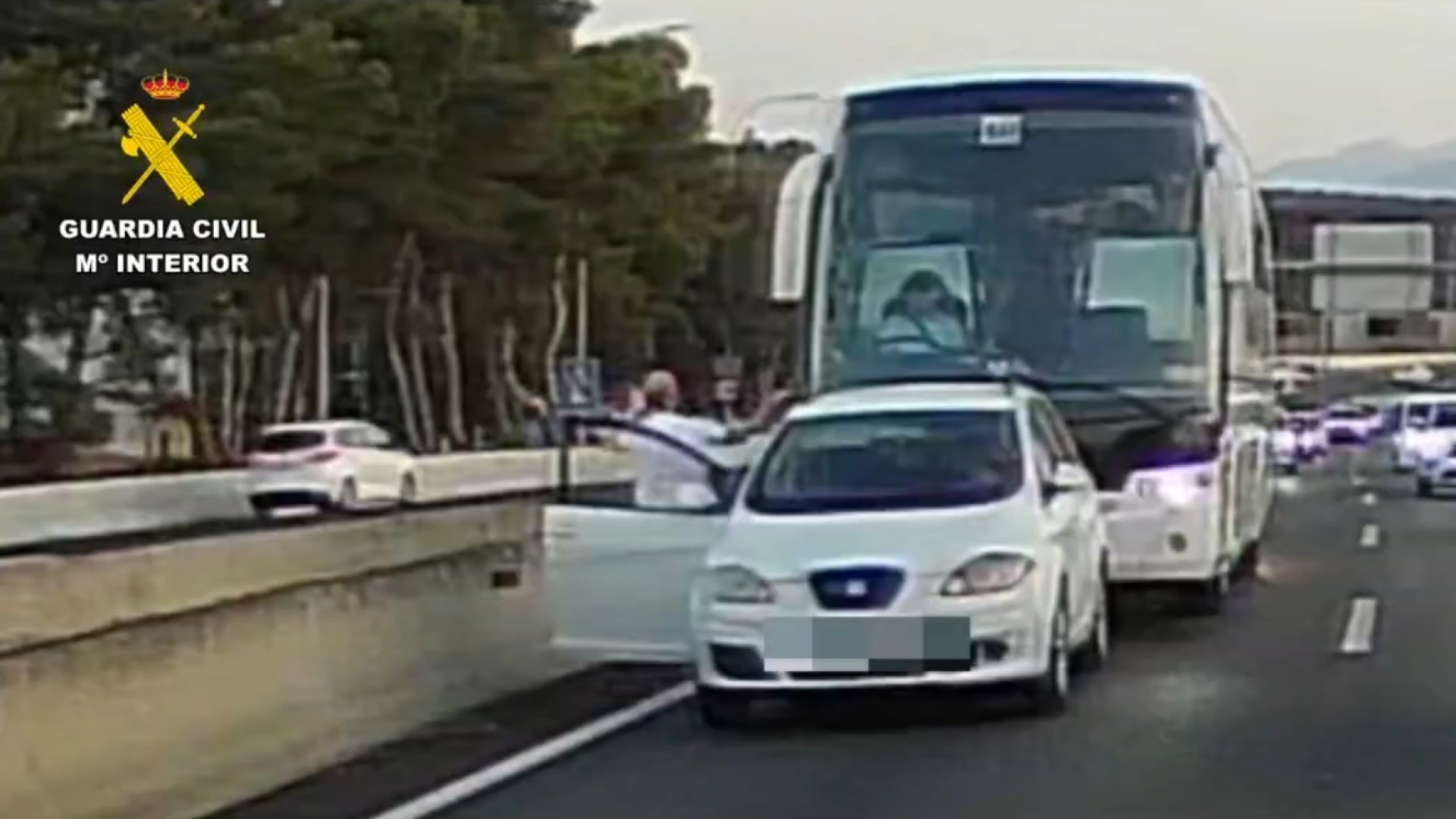 Investigado por acorralar y obligar a parar un autobús con turistas en ...