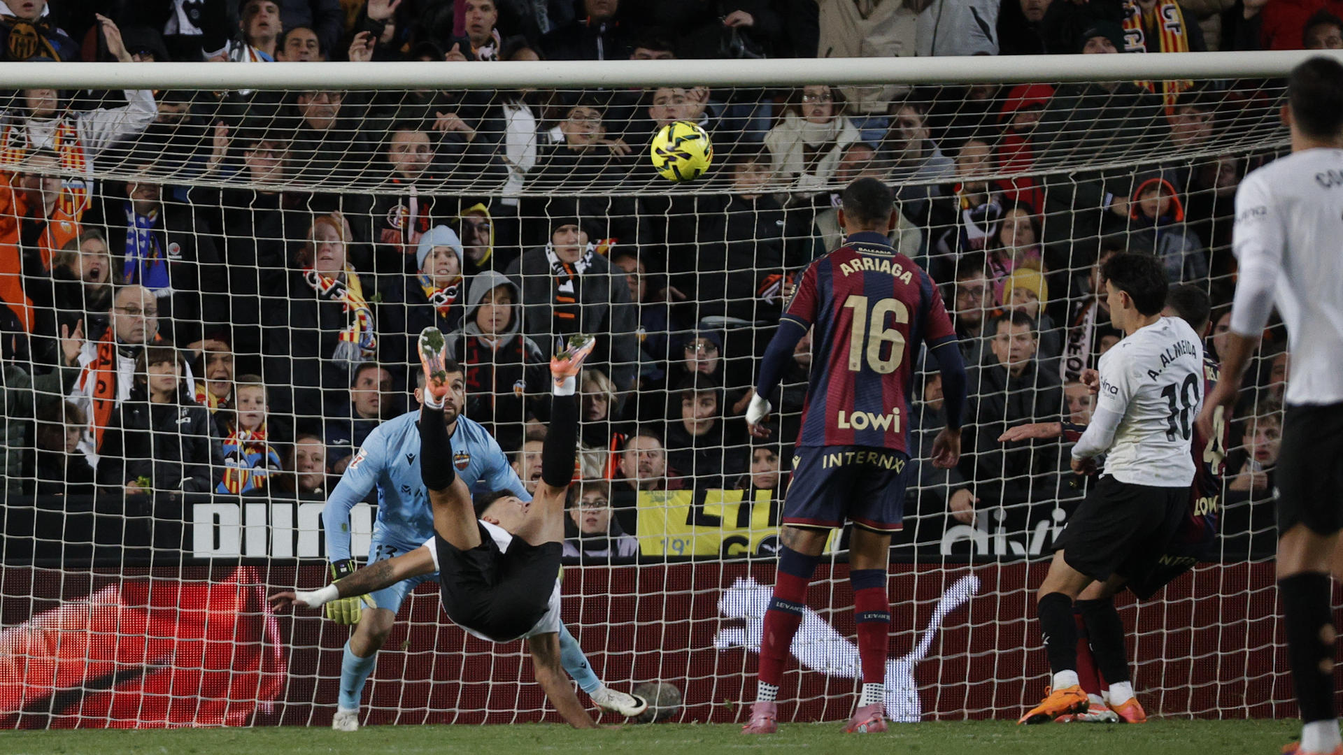 Un golazo de chilena de Hugo Duro decide el derbi valenciano