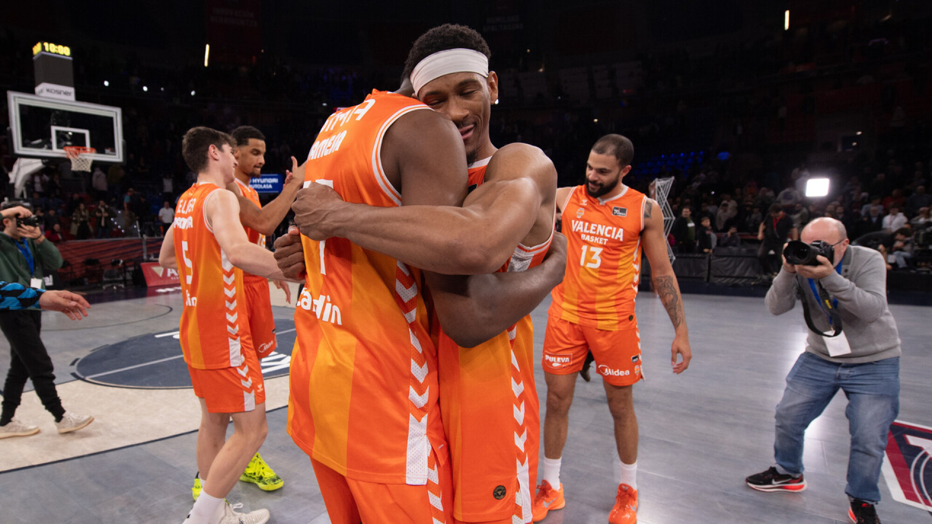 Kameron Taylor decide sobre la bocina en el Buesa Arena y Valencia Basket se aferra al liderato ...