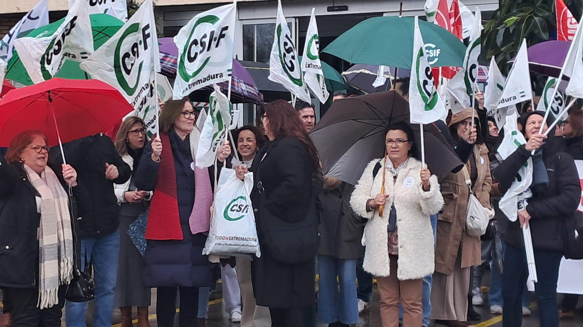La plantilla de La Granadilla estalla y exige más personal TCAE para la ...