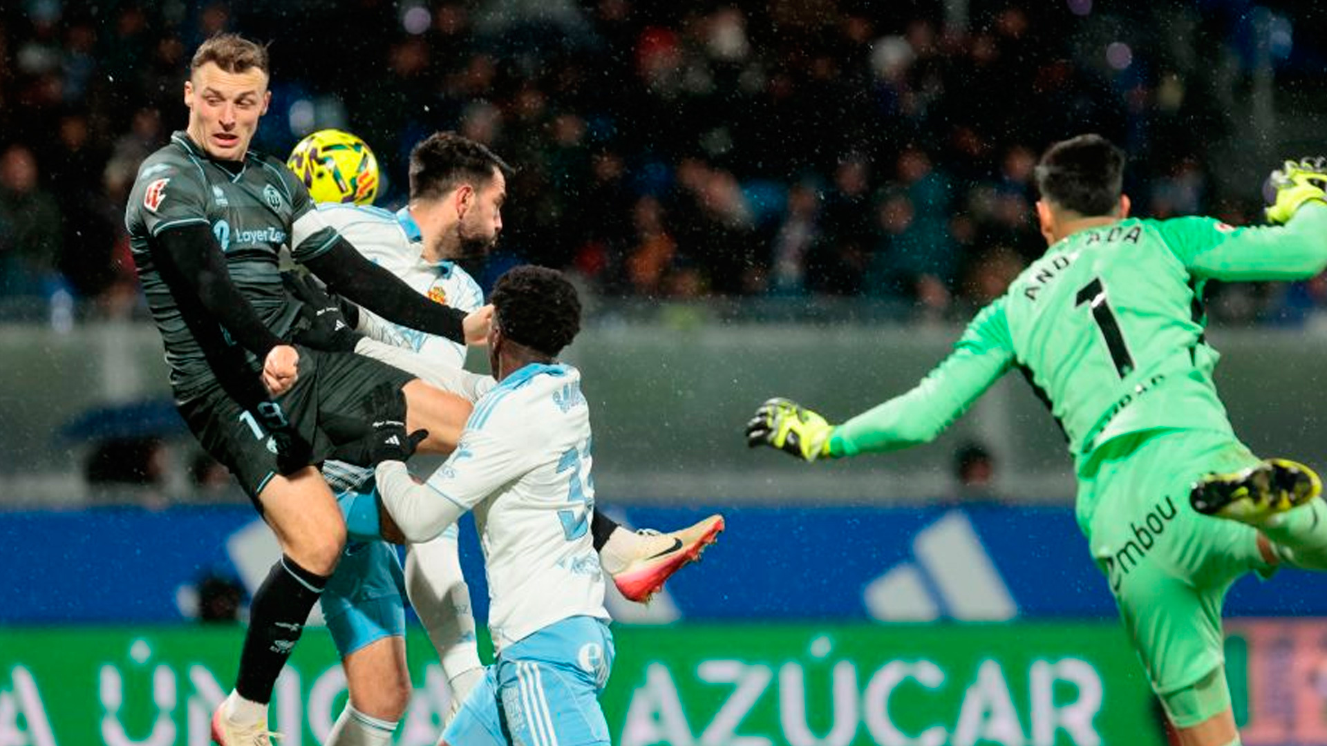 El terrible viento en el Ibercaja Estadio provoca una brecha en un ...